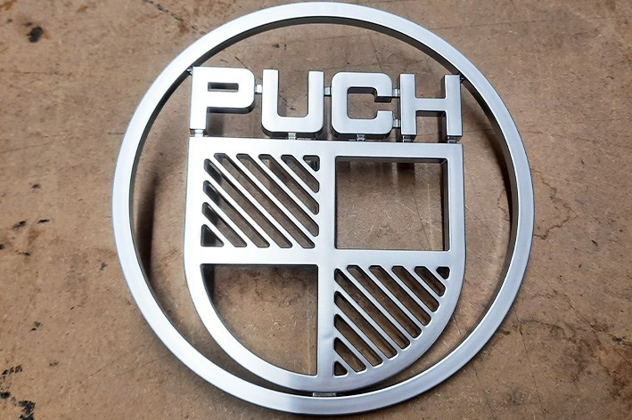 PUCH G EMBLEM KÜHLERGRILL D=169MM SILBER